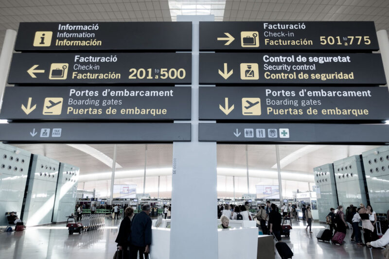 Elegantes Flughafen Barcelona Ankunft Ebenbild